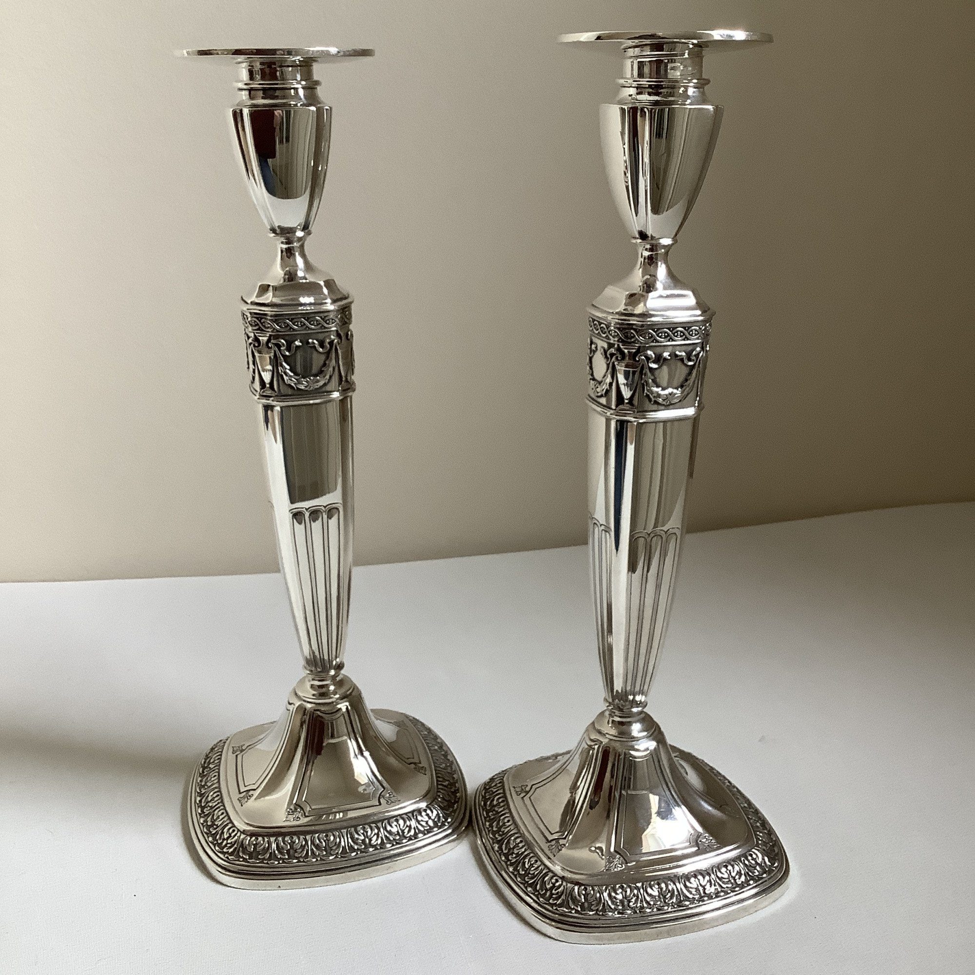 Paar 1e gehalte Zilveren Kandelaren in Louis XVI stijl - LePipe Antiek